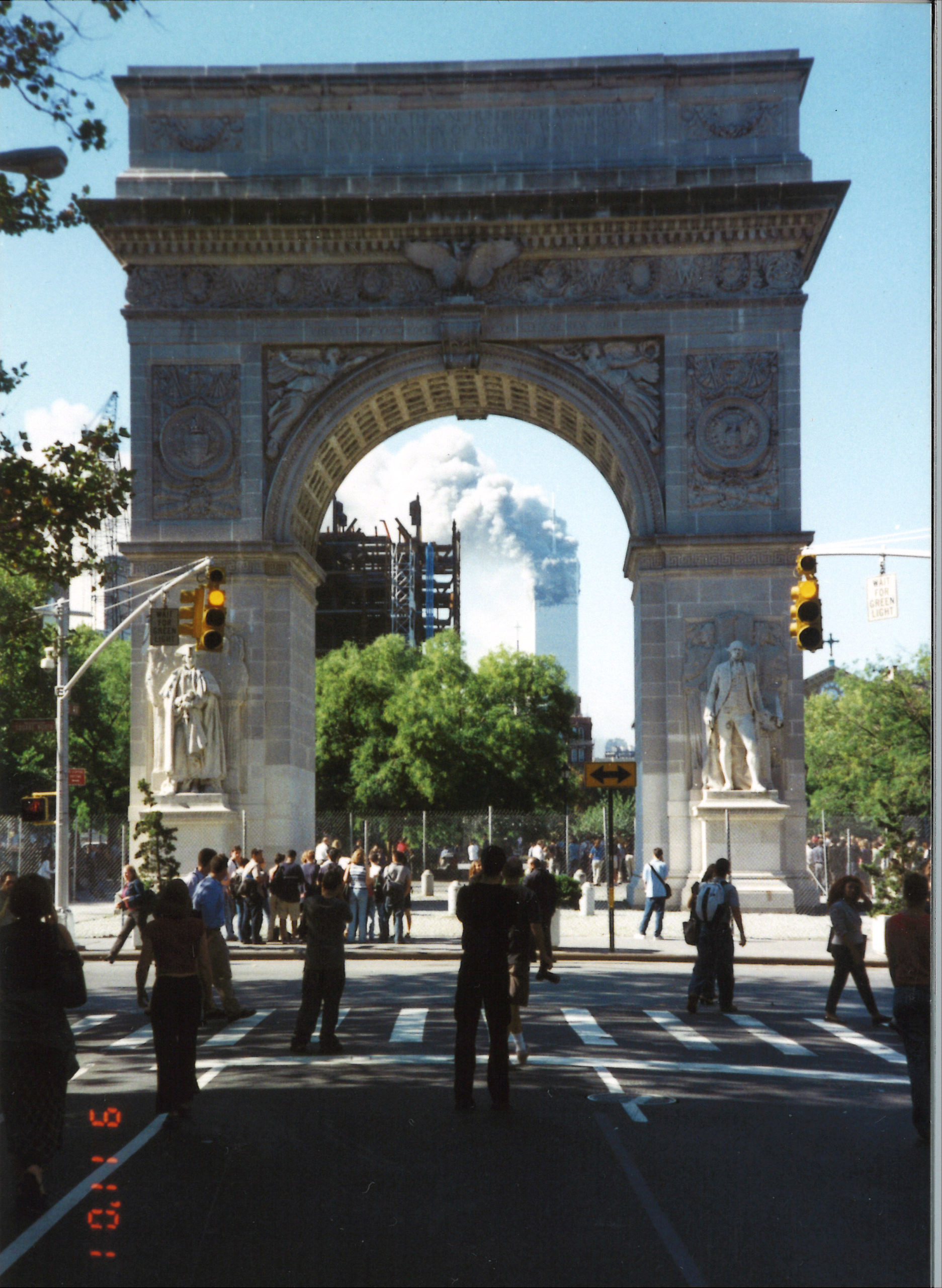 New Yorkers Stand Together Shocked Tower Looking Through the Arch ...